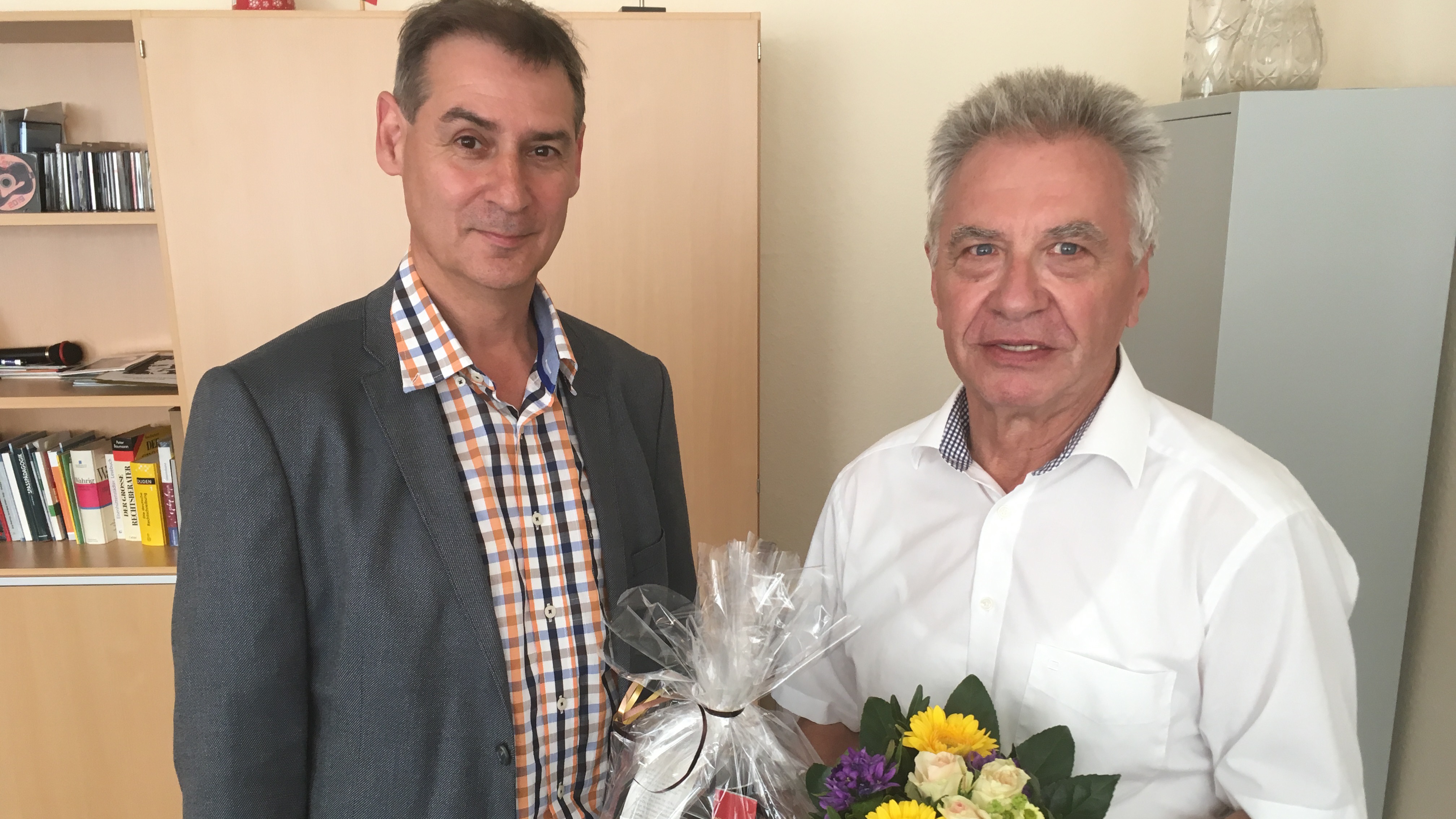 Bürgermeister Frank Balzer überbringt Abschiedsgruß persönlich an ...